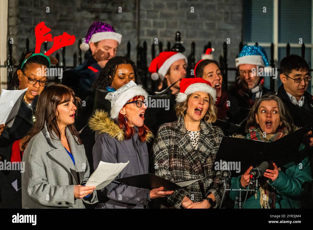 London, UK. 2nd Dec, 2024. The choir start the carol singing - The ...