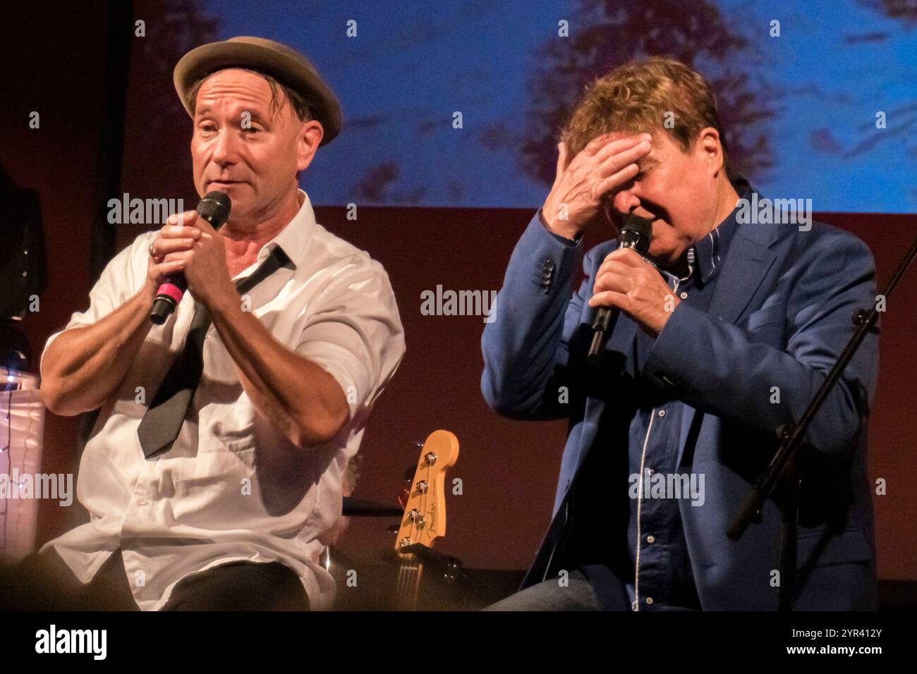 Saenger Frank Schoebel und Bassist Mario Ruehl am 30.11.24 beim Konzert ...