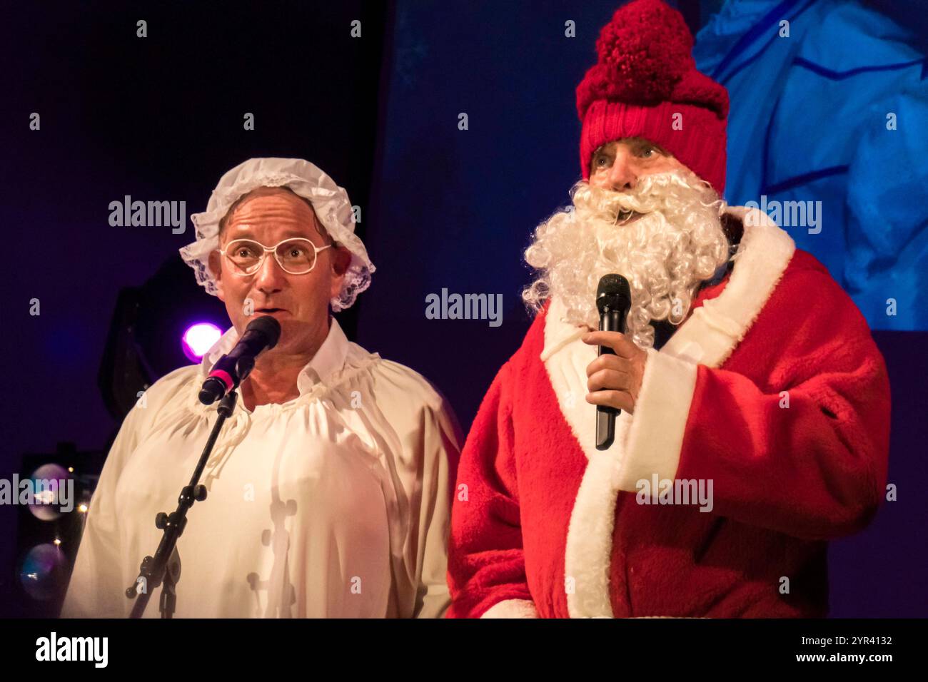 Saenger Frank Schoebel als Weihnachtsmann und Bassist Mario Ruehl als ...