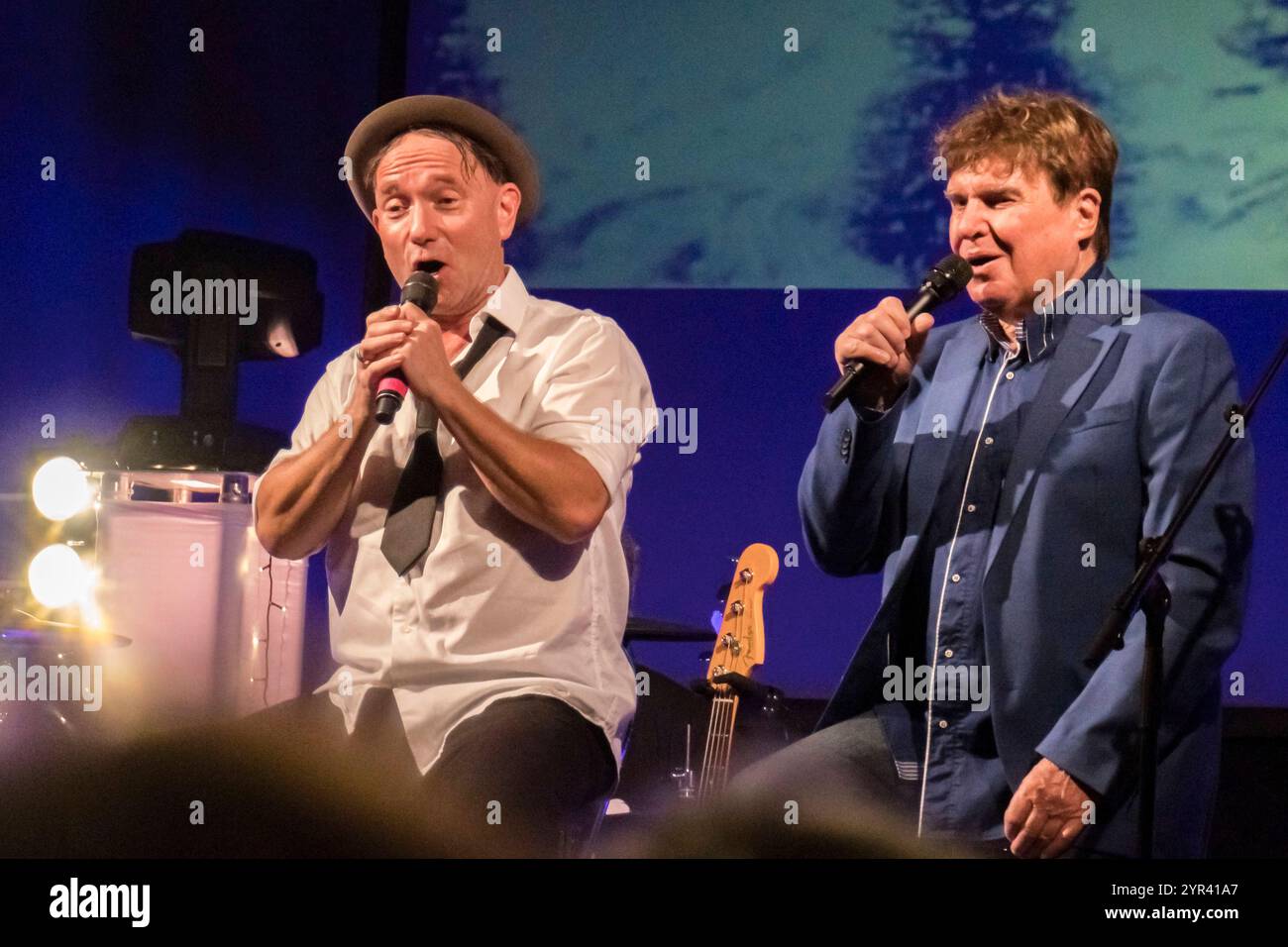 Saenger Frank Schoebel und Bassist Mario Ruehl am 30.11.24 beim Konzert ...