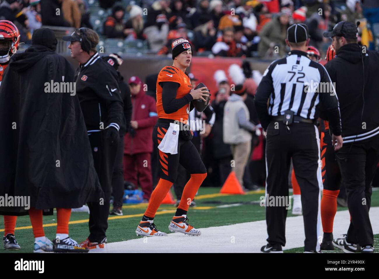Cincinnati Bengals quarterback Joe Burrow warms up on the sideline ...