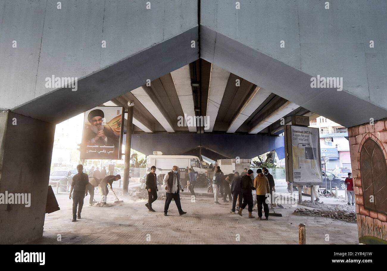 Lebanese civilians try to clean streets from debris of destroyed ...