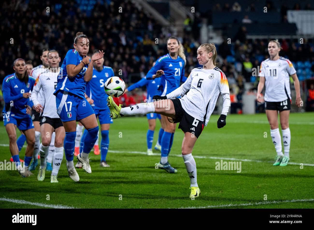 Janina Minge (Deutschland, #06) am Ball, dahinter Lisa Boattin (Italien ...
