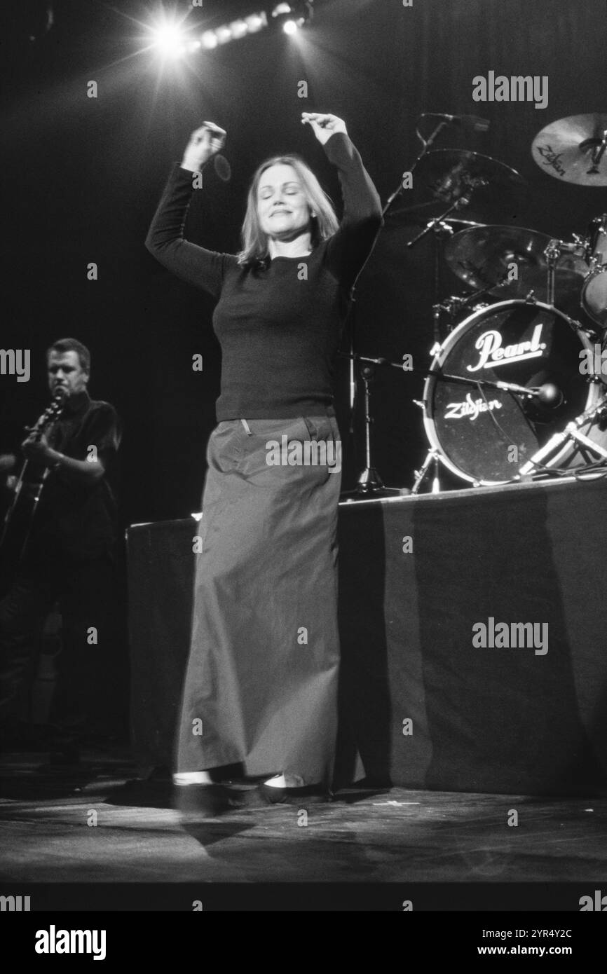 BELINDA CARLISLE, CONCERT, 1999: 80s pop legend Belinda Carlisle ...