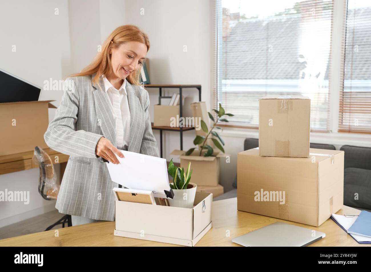 Businesswoman packing documents things box hi-res stock photography and ...
