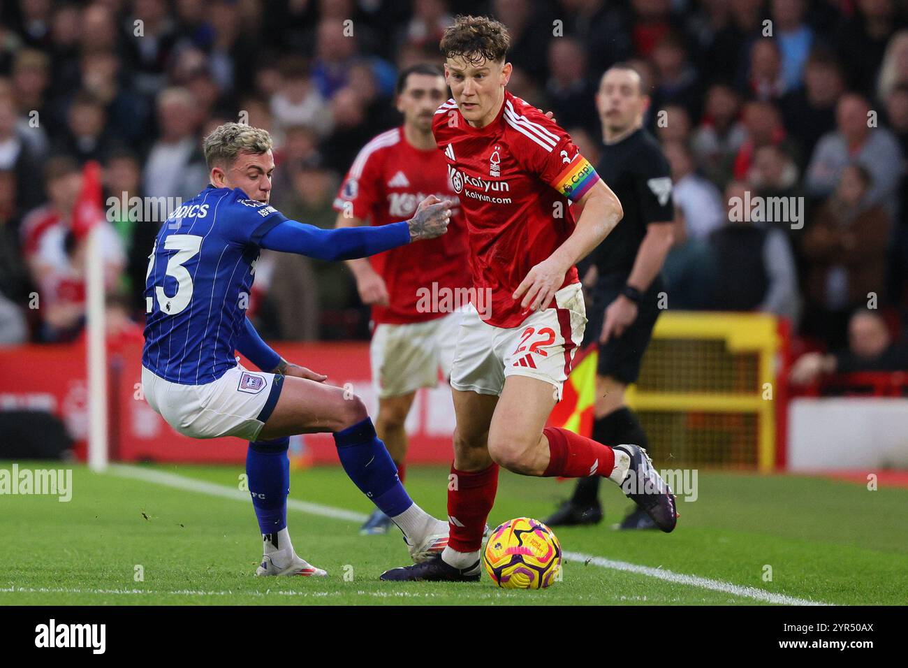 Ryan Yates of Nottingham Forest and Sam Szmodics of Ipswich Town ...