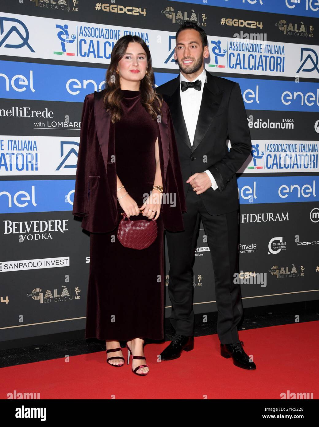 Milano, Red Carpet “Galà del calcio AIC” 2024 - Hakan Calhanoglu con la ...