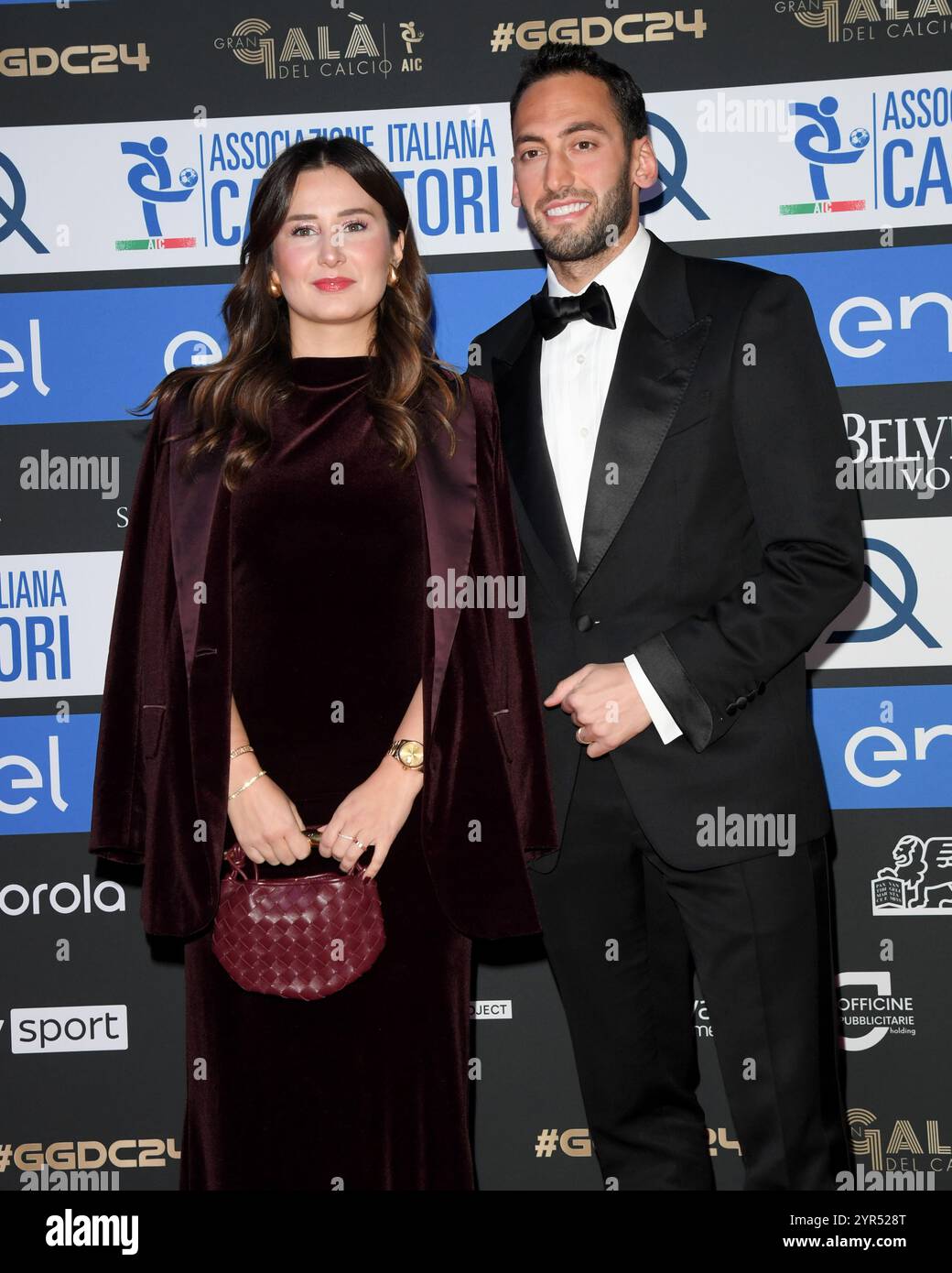 Milano, Red Carpet “Galà del calcio AIC” 2024 - Hakan Calhanoglu con la ...