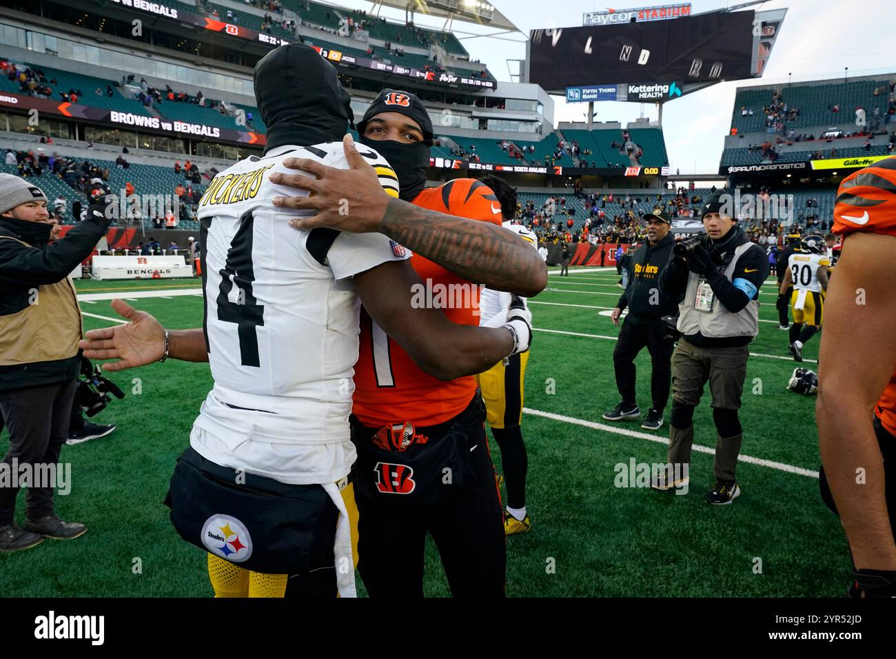 Pittsburgh Steelers wide receiver George Pickens (14) speaks with ...