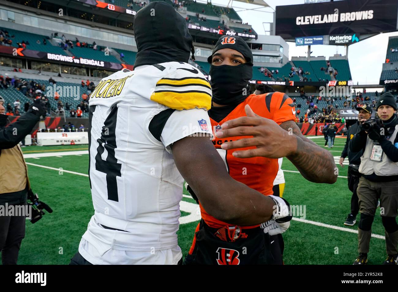 Pittsburgh Steelers wide receiver George Pickens (14) speaks with ...