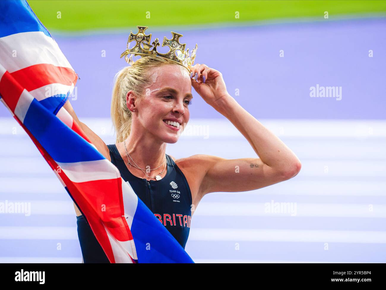 Keely Hodgkinson celebrating with her country's flag in the at the ...