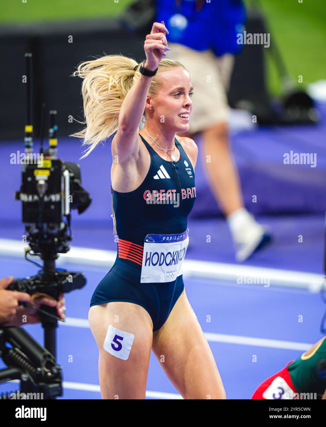Keely Hodgkinson celebrating with her country's flag in the at the ...