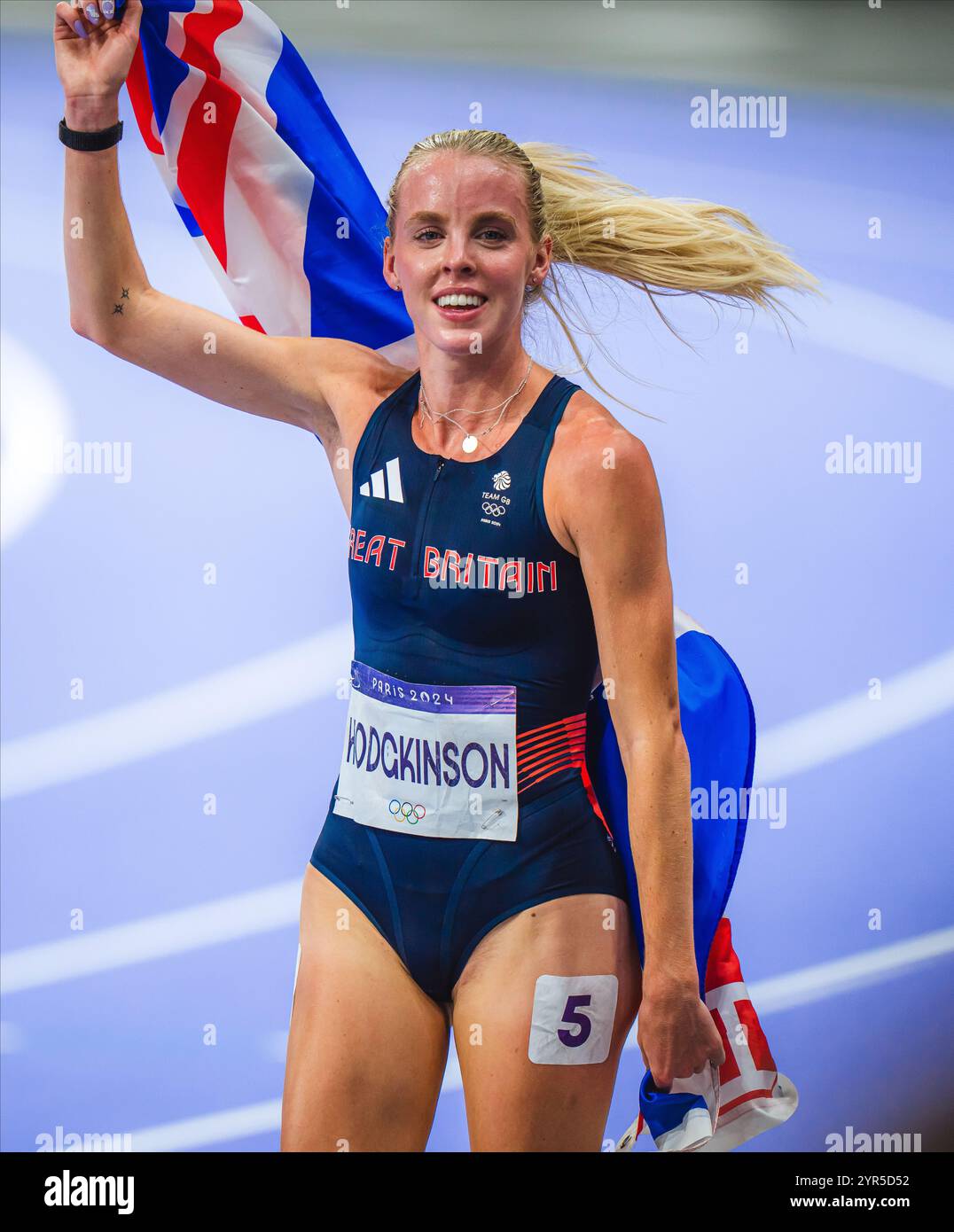 Keely Hodgkinson celebrating with her country's flag in the at the ...