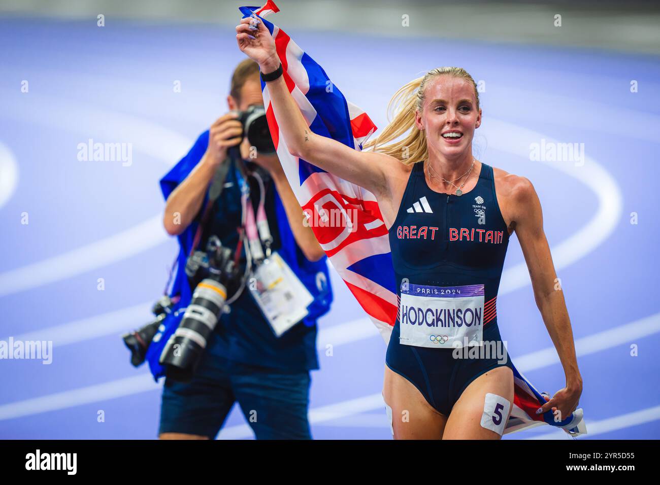 Keely Hodgkinson celebrating with her country's flag in the at the ...