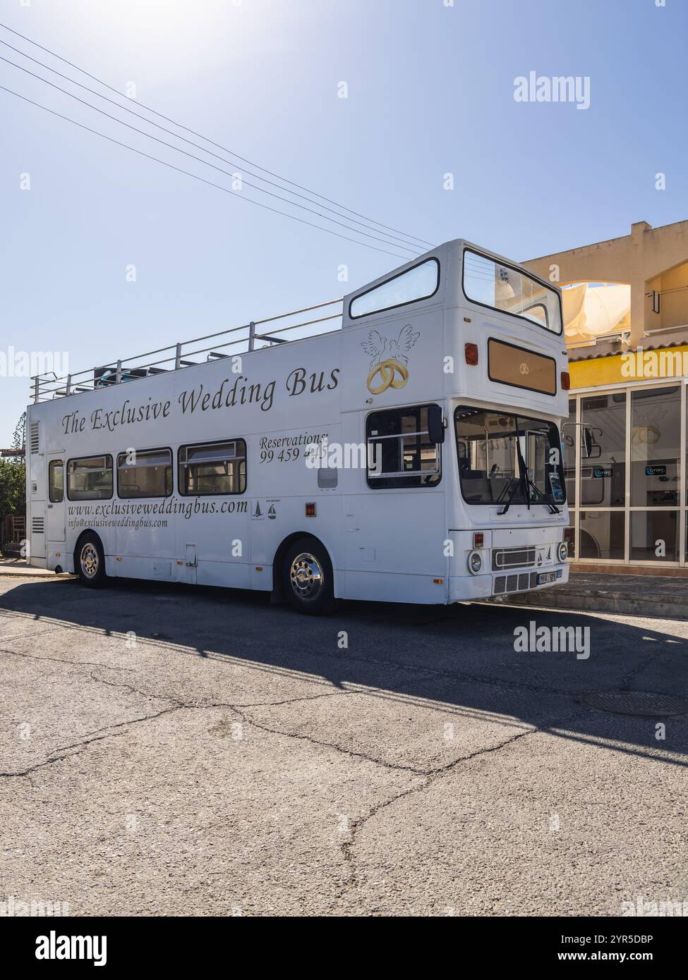 Exclusive Wedding Bus Stock Photo - Alamy