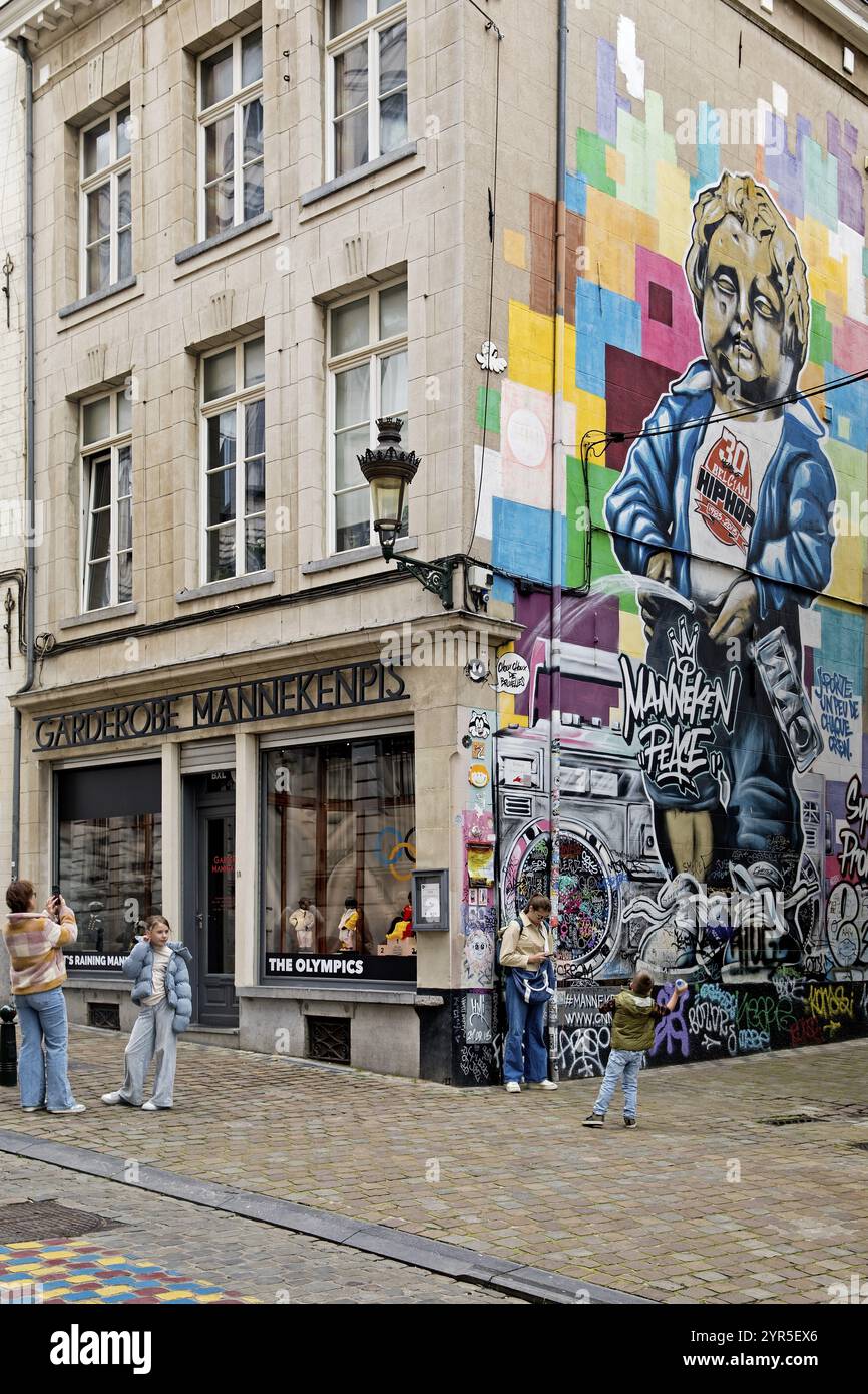Museum GardeRobe Manneken Pis with street art mural Manneken Peace ...