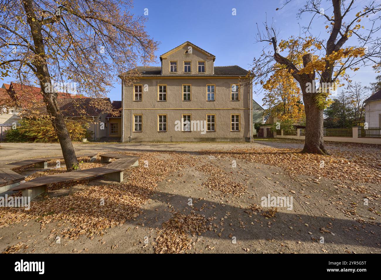 Two storey school building hi-res stock photography and images - Alamy