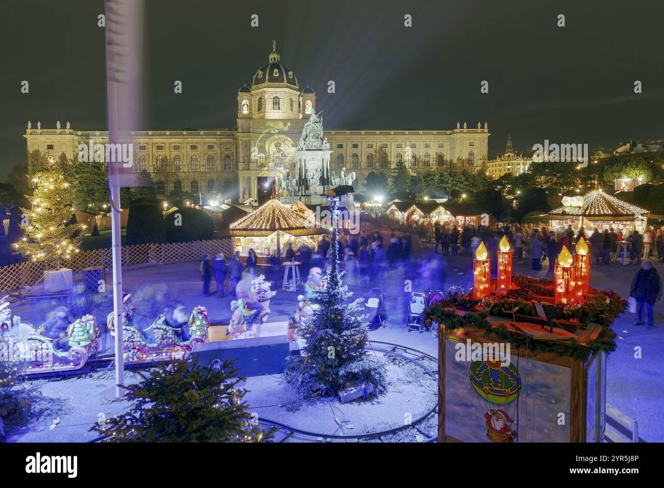 Christmas market illuminated Maria-Theresien-Platz Vienna Austria Stock ...