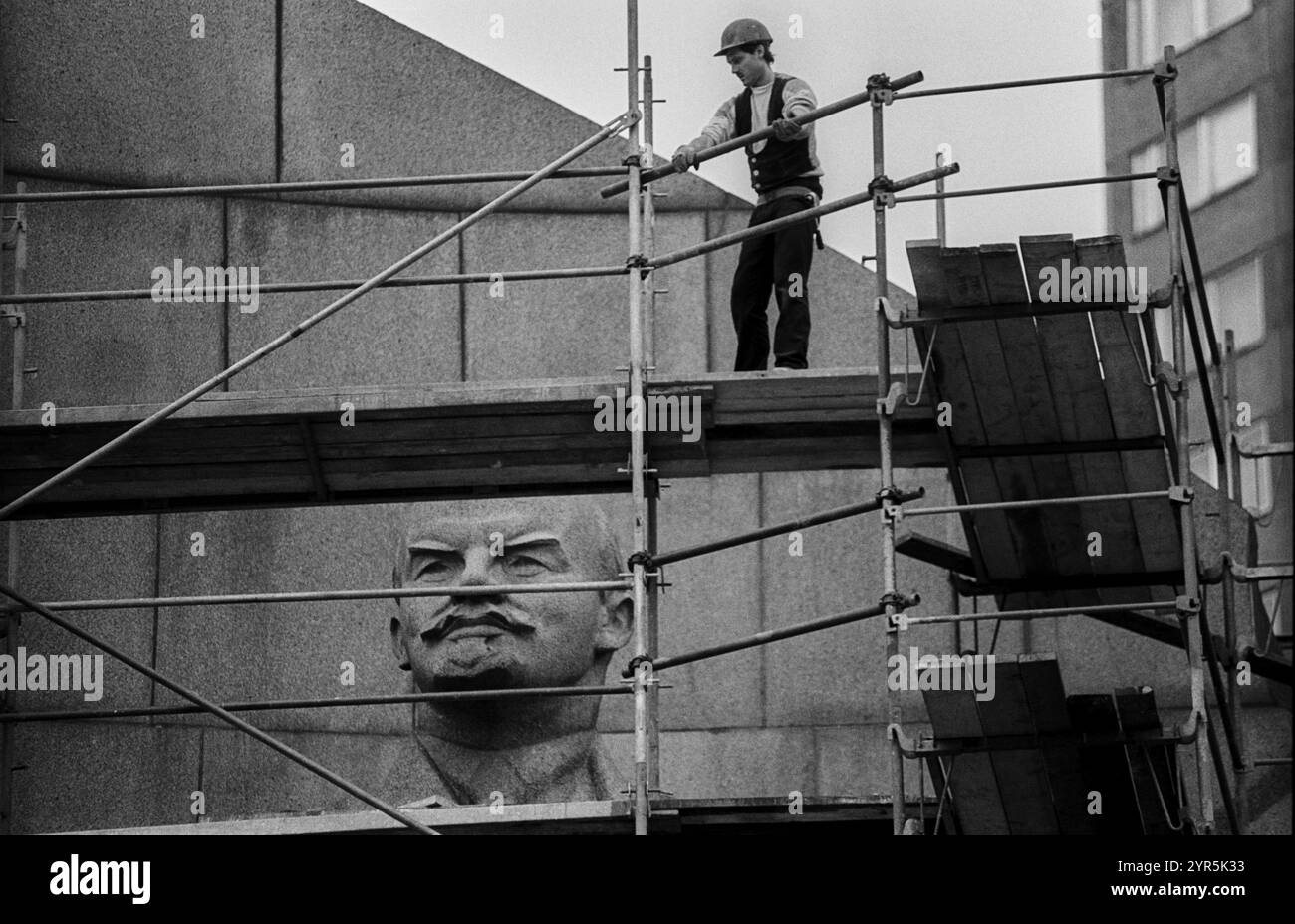 Germany, Berlin, 23 October 1991, Demolition of the Lenin monument on ...