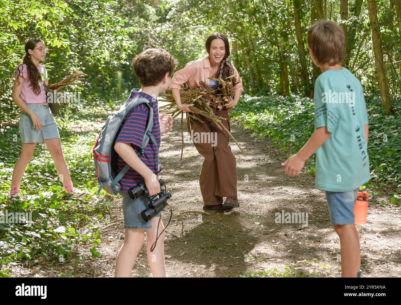 CAMP CRASHER, (aka CAMPAMENTO CON MAMA), from left: Jana Juarez, Manuel ...