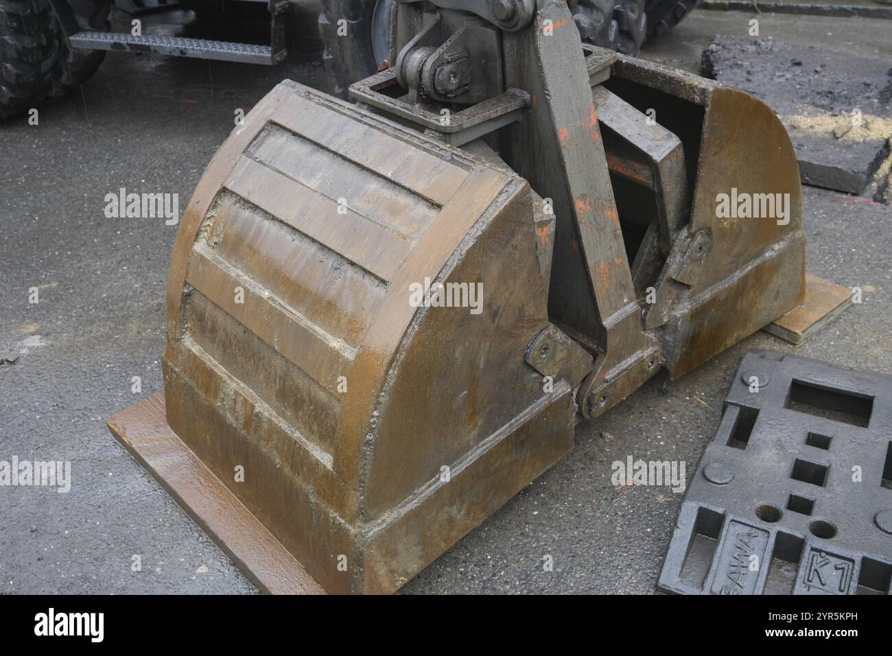 Rusty digger bucket hi-res stock photography and images - Alamy