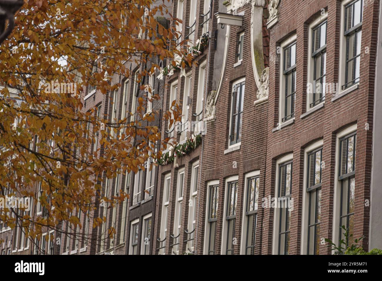 Facade windows amsterdam holland hi-res stock photography and images ...