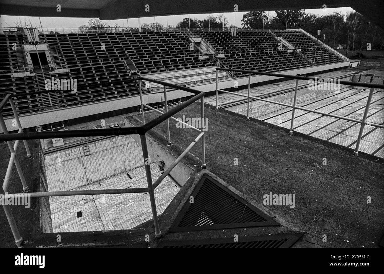 Germany, Berlin, 16.11.1991, Friesenstadion (swimming stadium) in decay ...