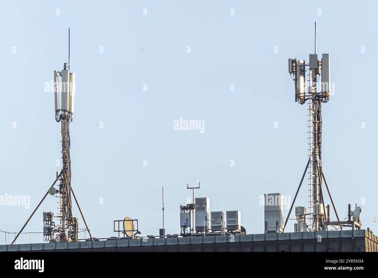 Rooftop antennas and communication equipment against a clear sky Stock ...