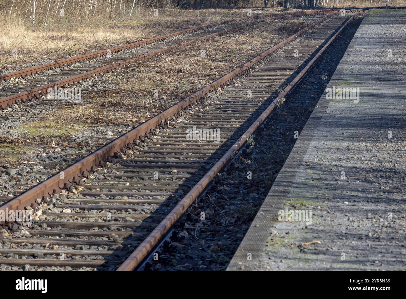 Empty train platform architecture hi-res stock photography and images ...