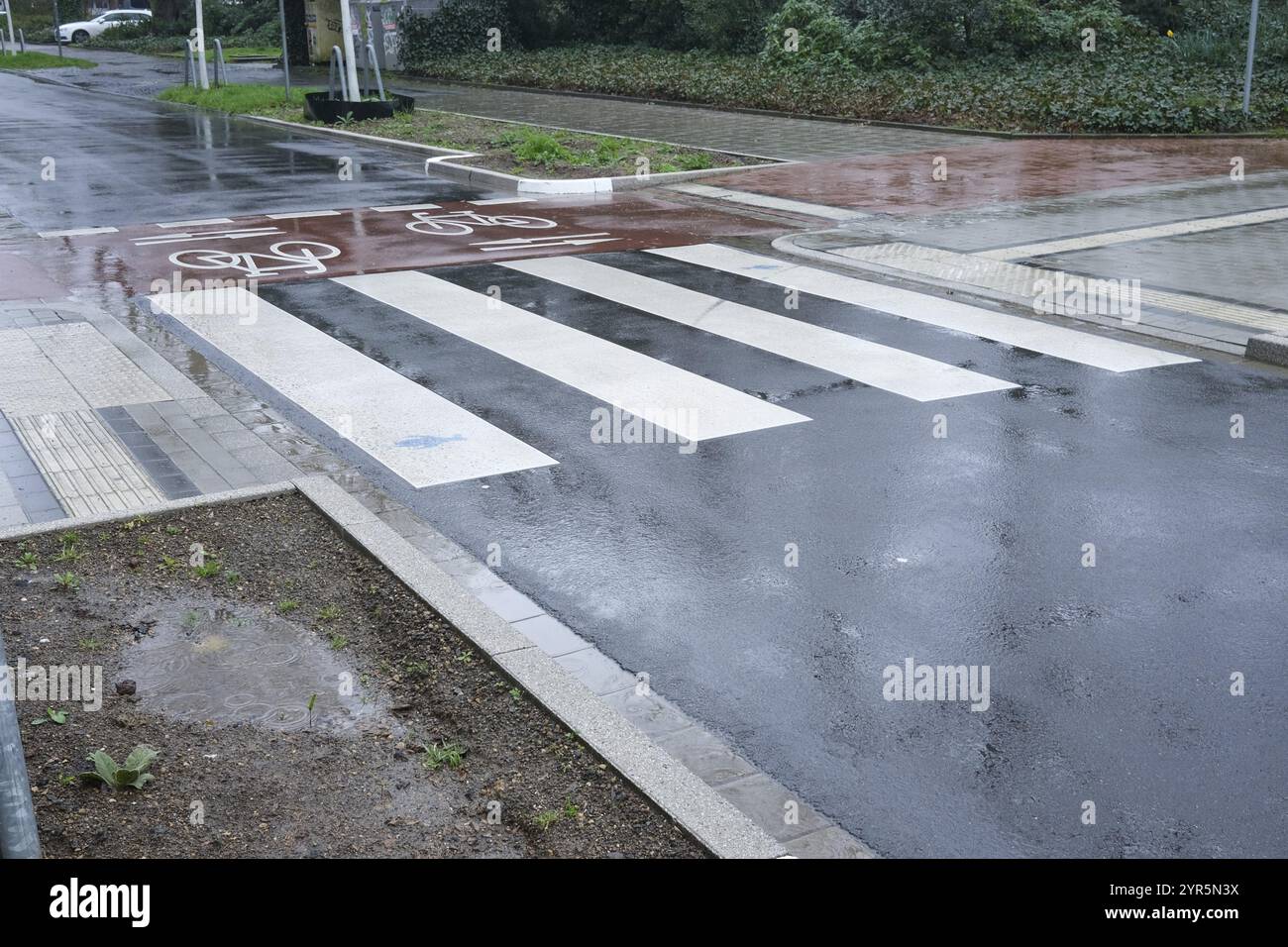 Bike path car road hi-res stock photography and images - Alamy
