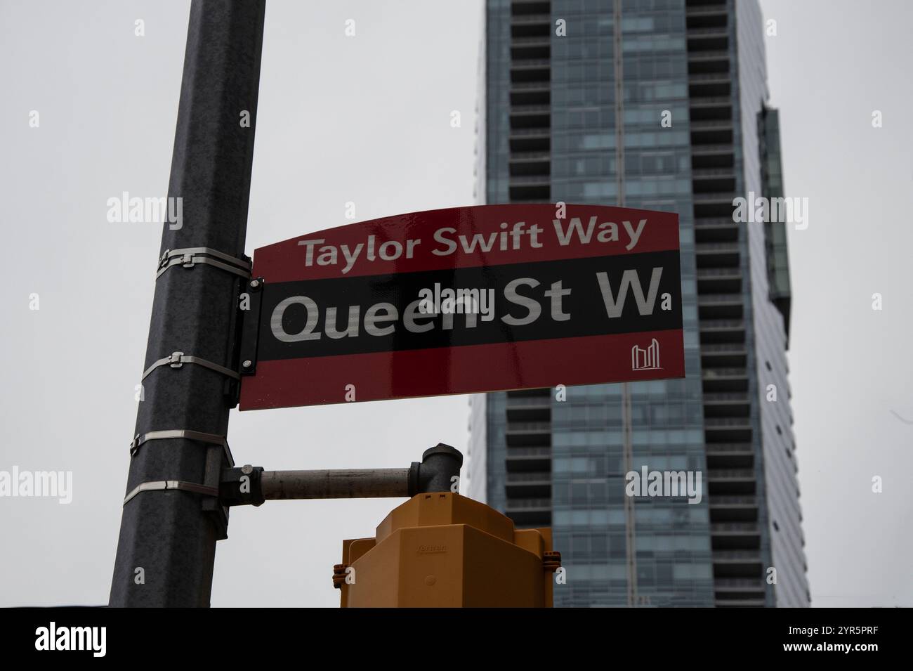 Black street light poles hi-res stock photography and images - Alamy