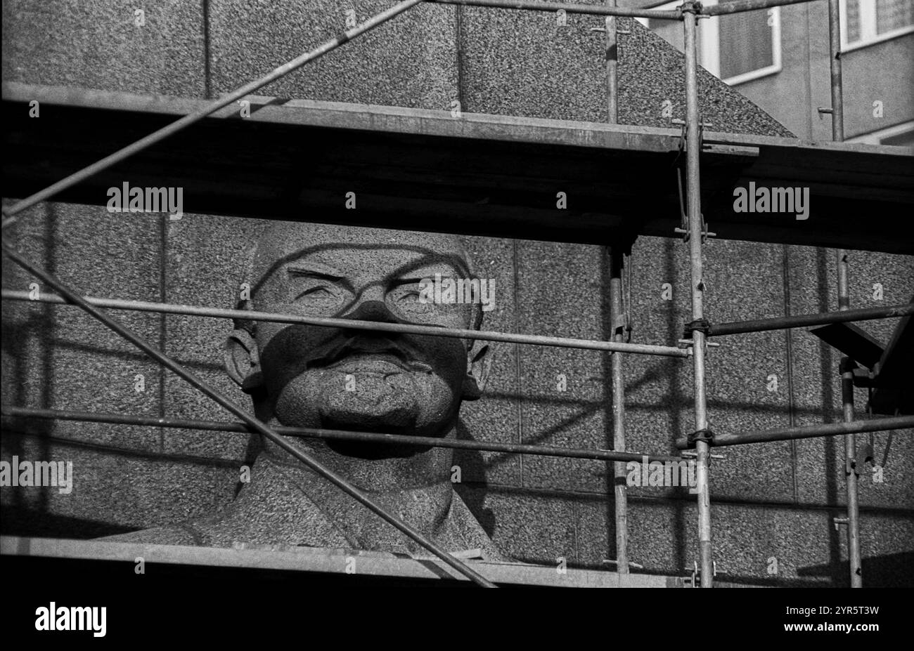 Germany, Berlin, 23 October 1991, Demolition of the Lenin monument on ...