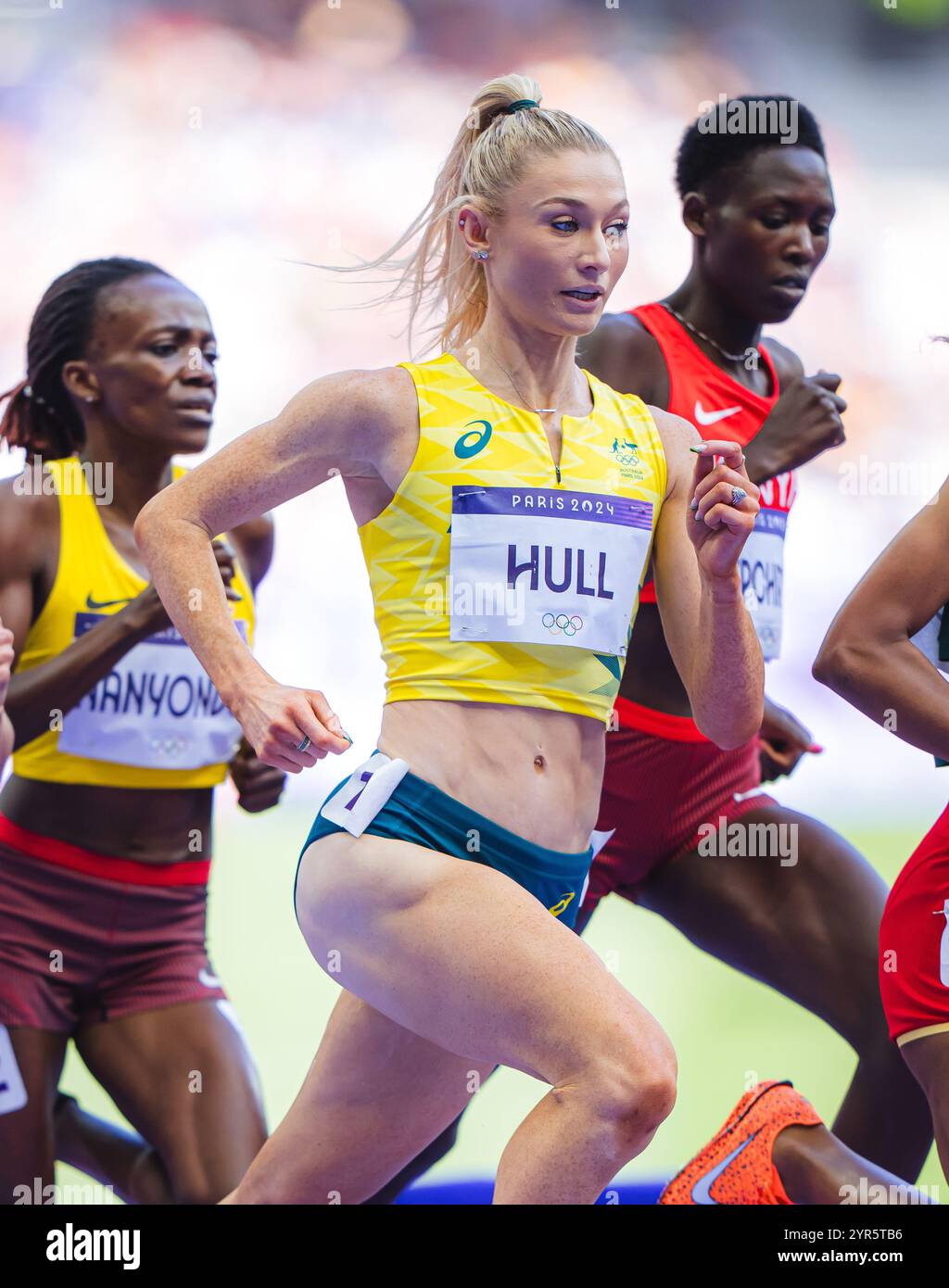 Jessica Hull participating in the 1500 meters at the Paris 2024 Olympic ...