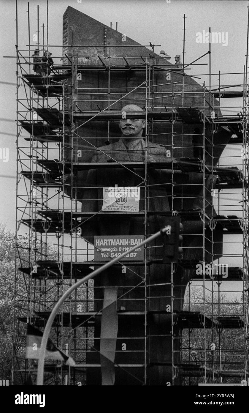 Germany, Berlin, 23 October 1991, Demolition of the Lenin Monument on ...