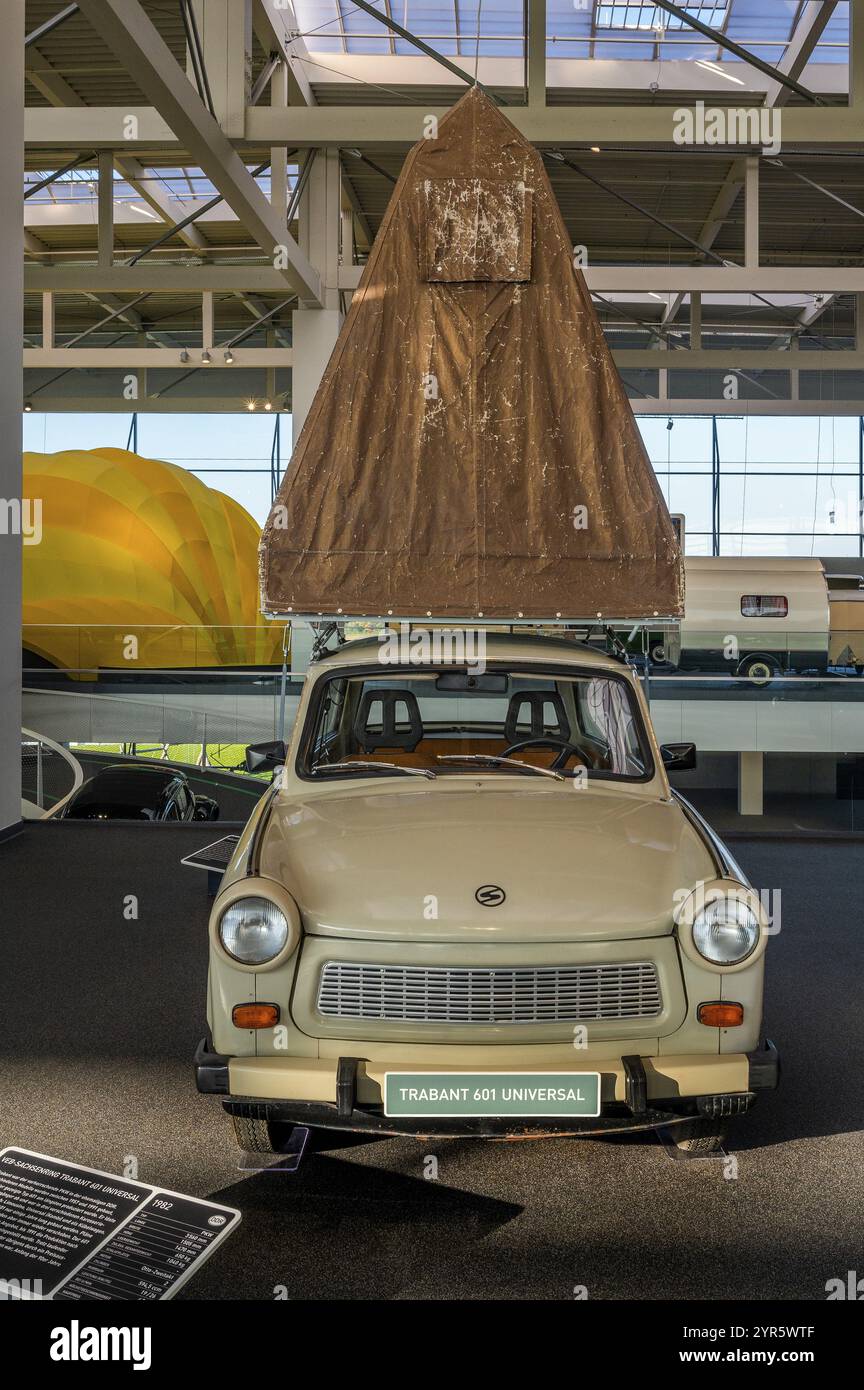 DDR-VEB-Sachsenring Trabant 601 Universal from 1982 with tent, interior ...