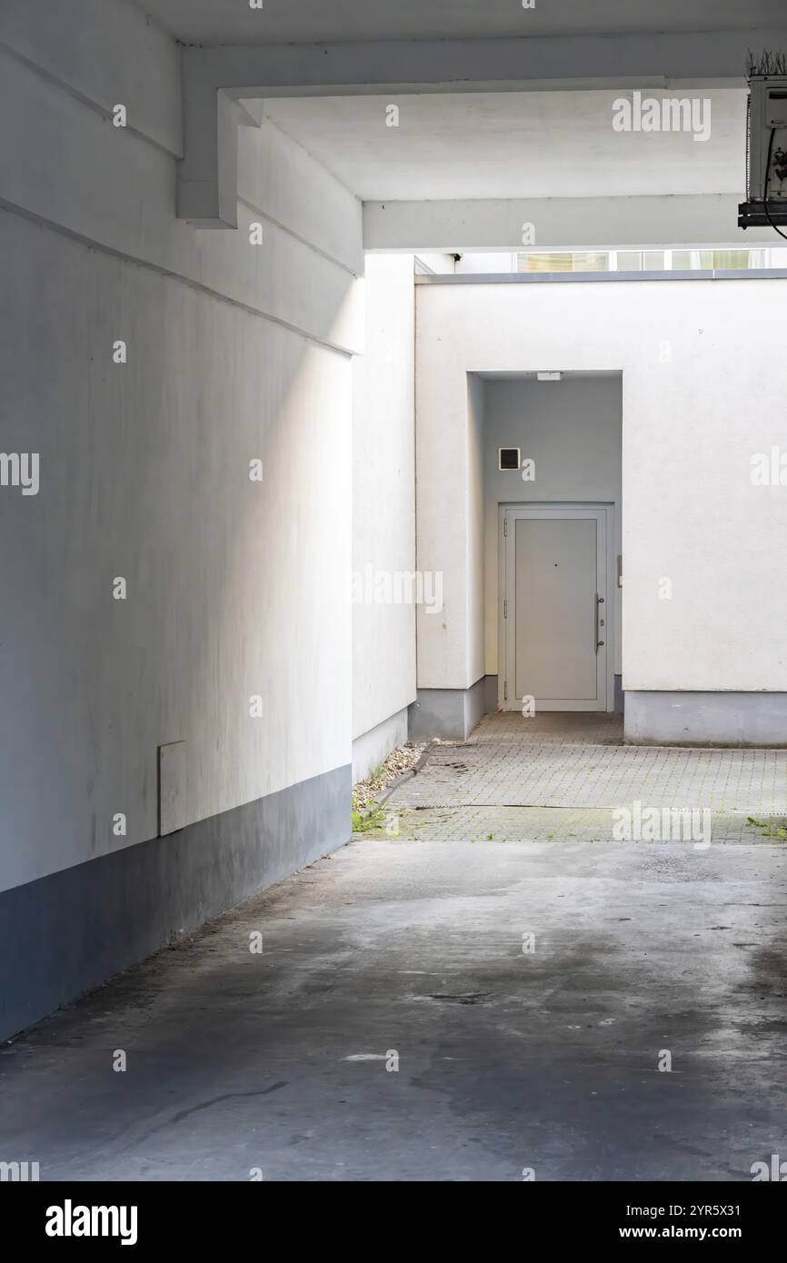 Run down backyard in big city Stock Photo - Alamy