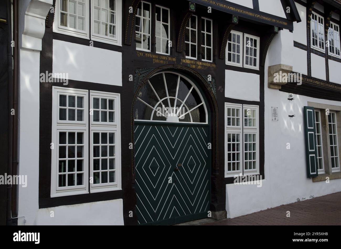 Old gate uninhabited house hi-res stock photography and images - Alamy