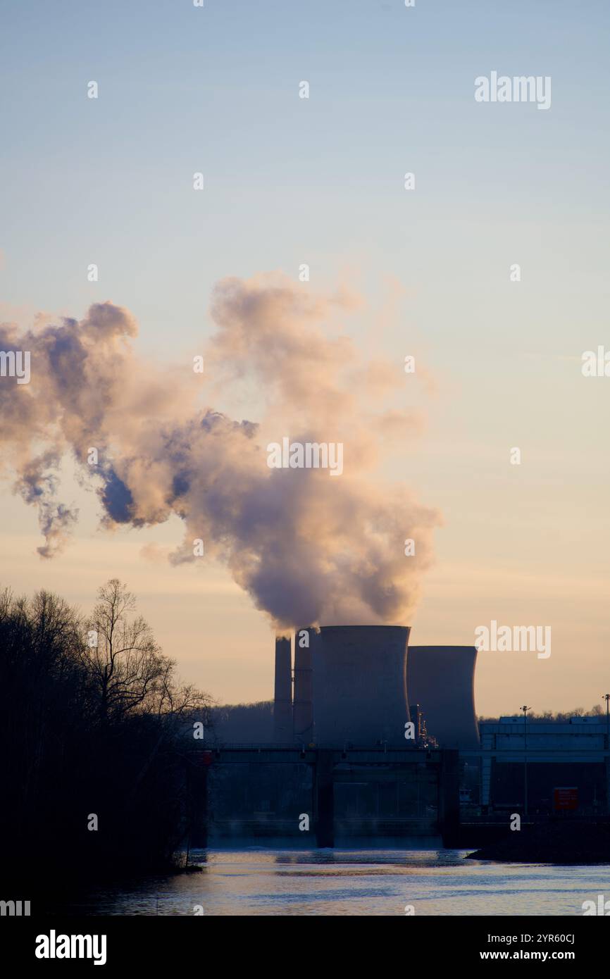 The coal-fired Fort Martin Power Station along the Monongahela River ...