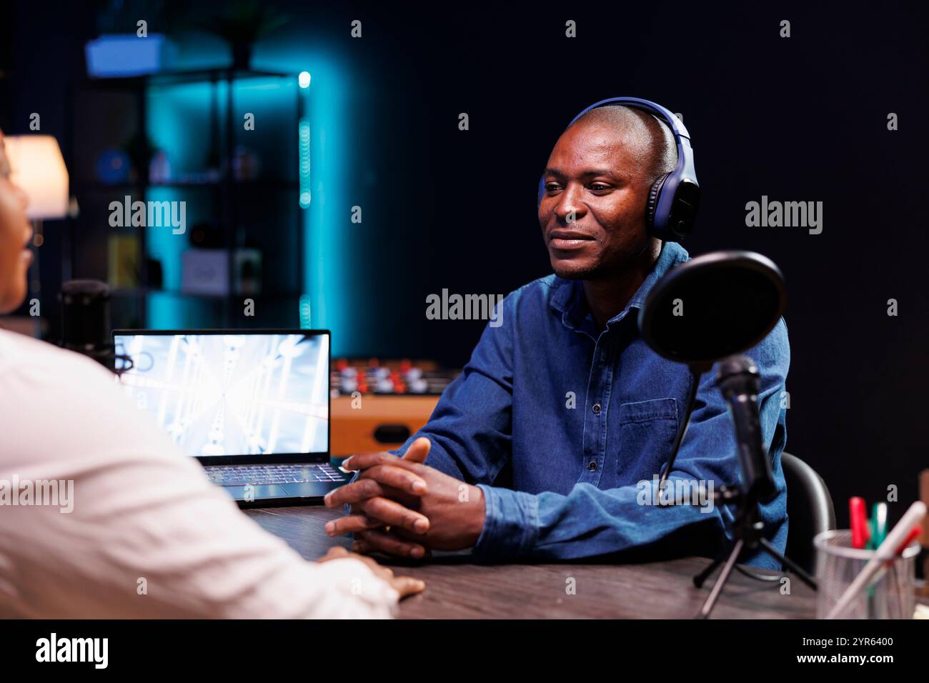 Interviewer mic hi-res stock photography and images - Alamy