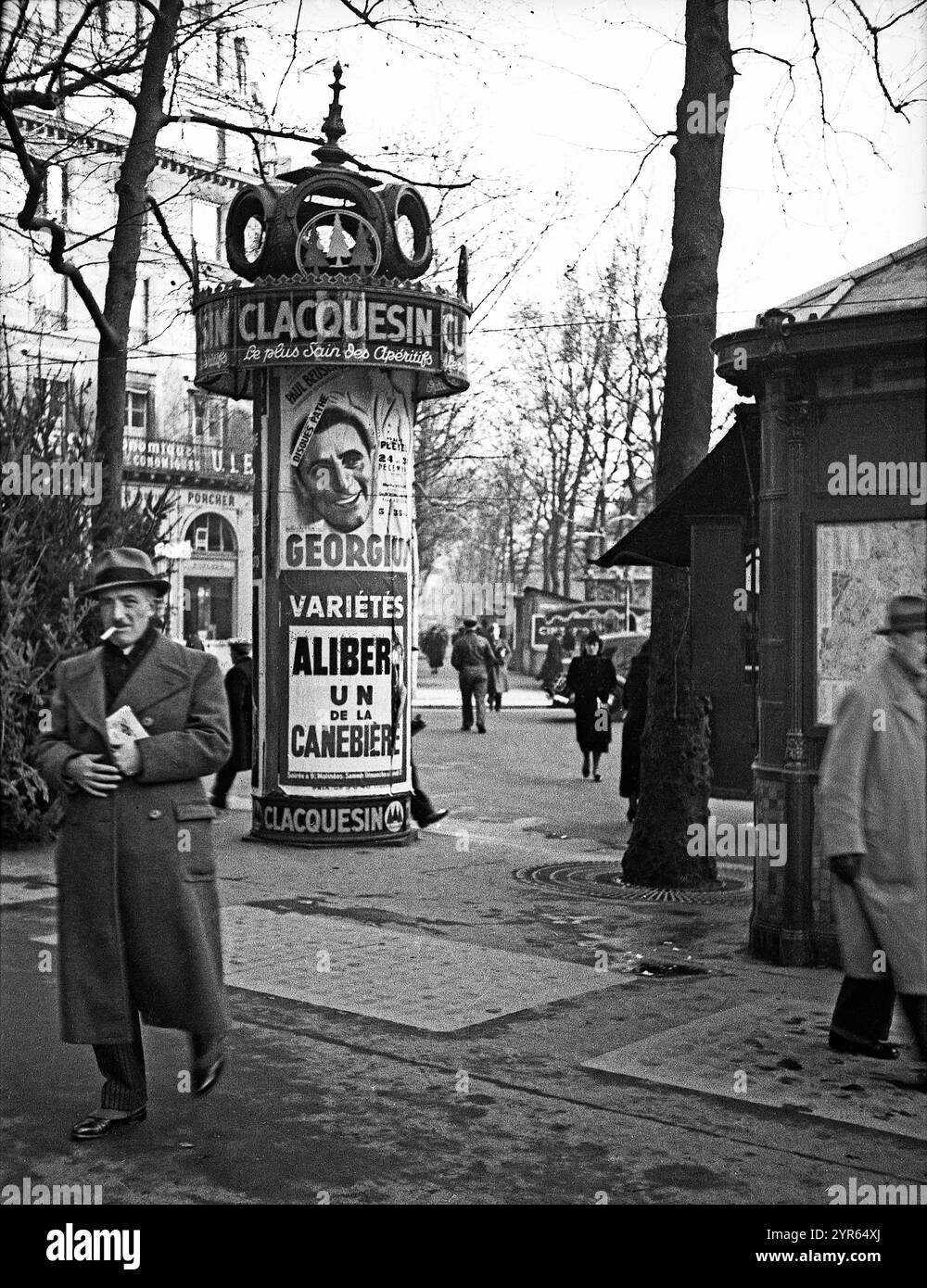 Figures strolling hi-res stock photography and images - Alamy