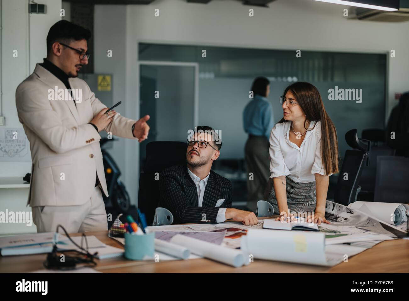 Team collaboration project leader hi-res stock photography and images ...
