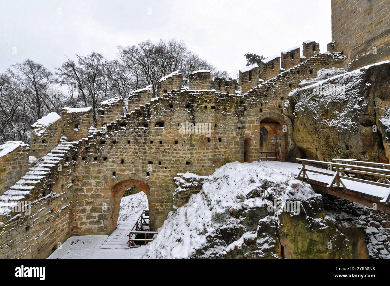 Zřícenina hradu Helfenburk, Kalvárie - okolí Úštěka / Helfenburk Castle ...