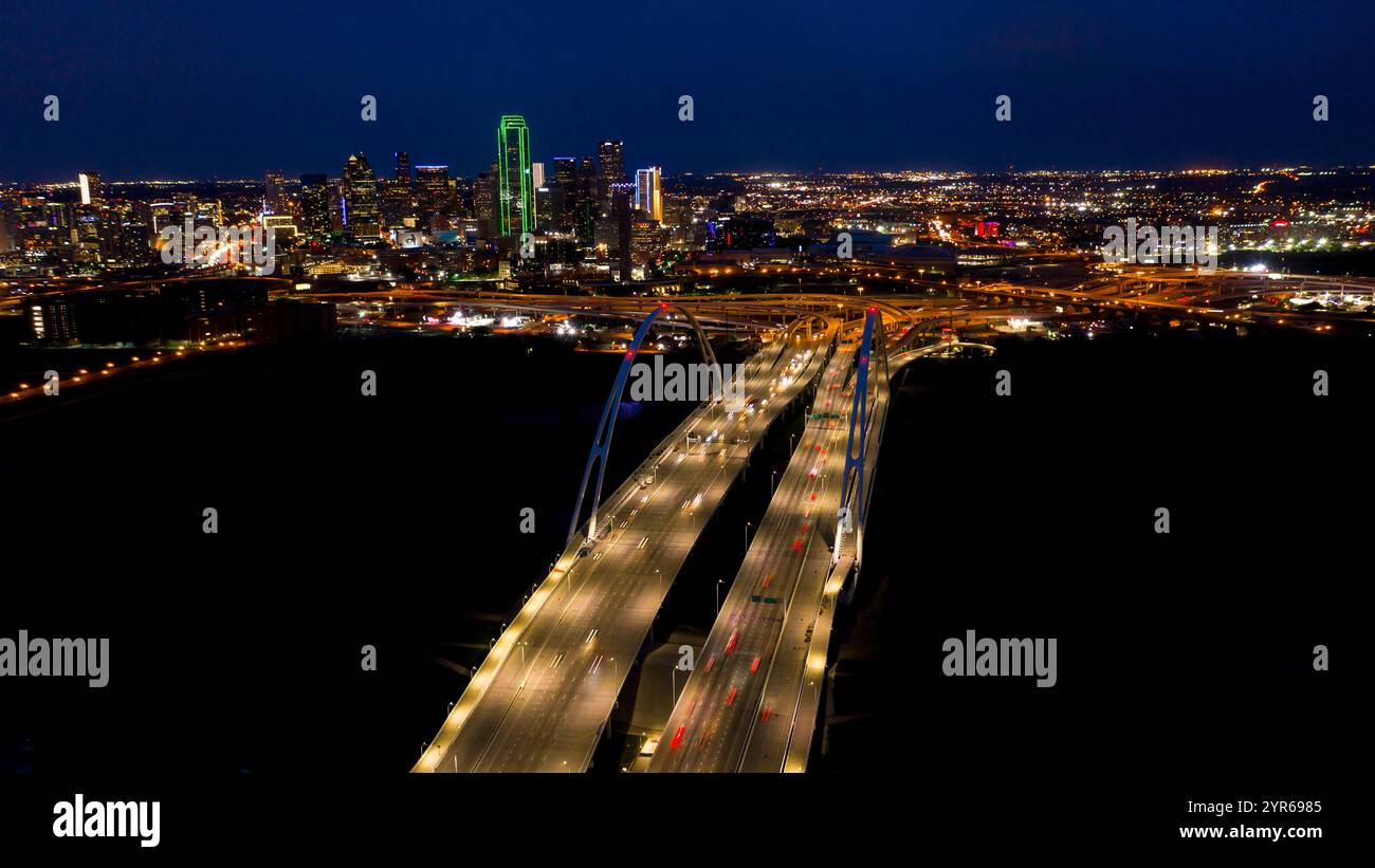 Dallas skyline 2021 hi-res stock photography and images - Alamy