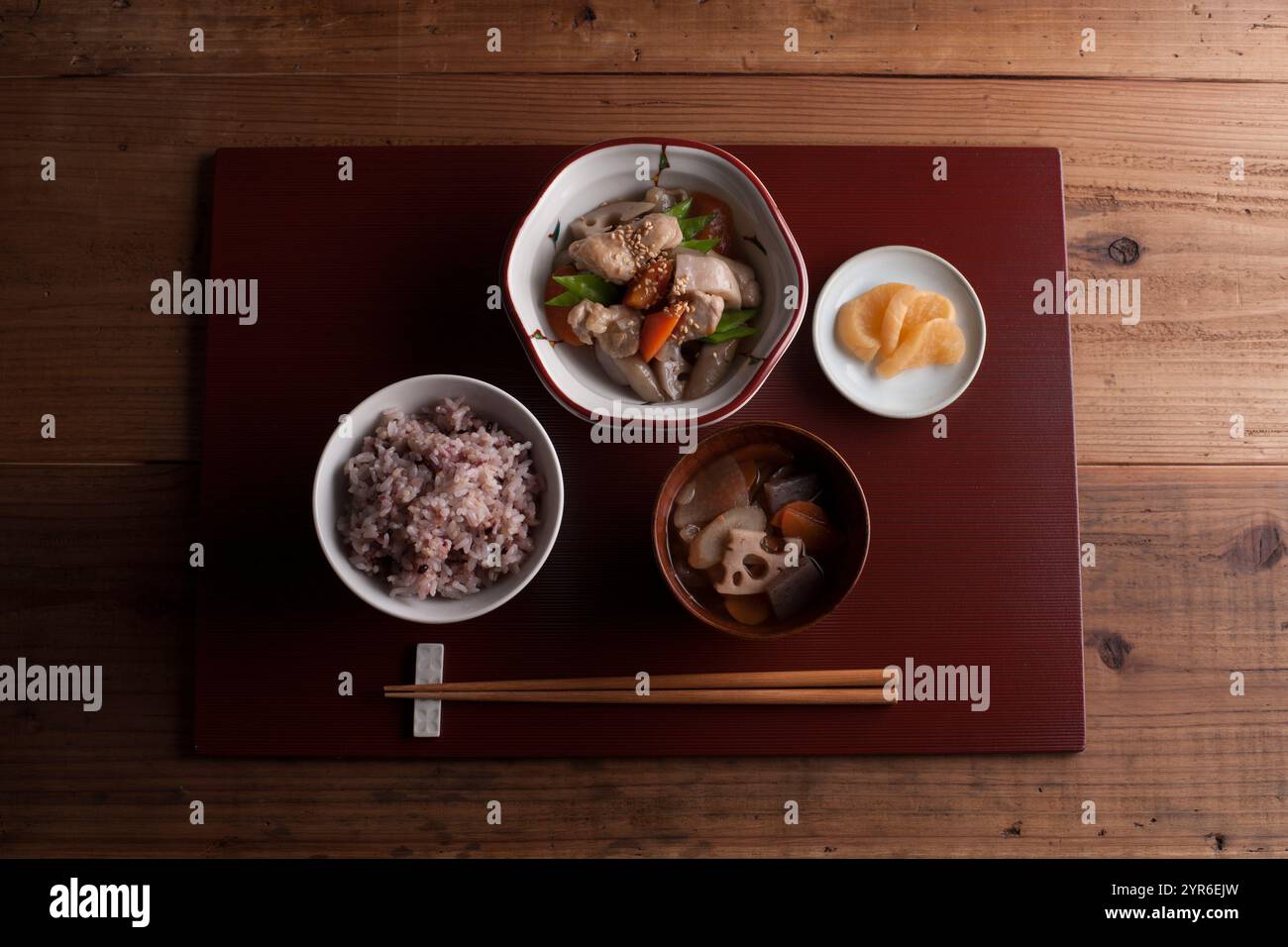 Breakfast of simmered chicken and kentin soup with five-grain rice ...