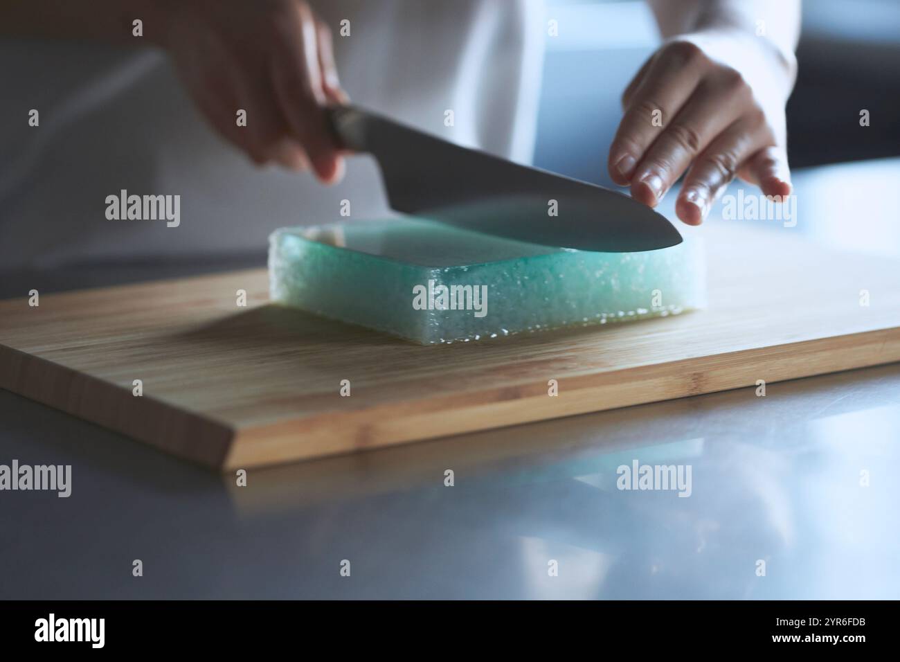 Cutting the agar into pieces 1 Stock Photo - Alamy