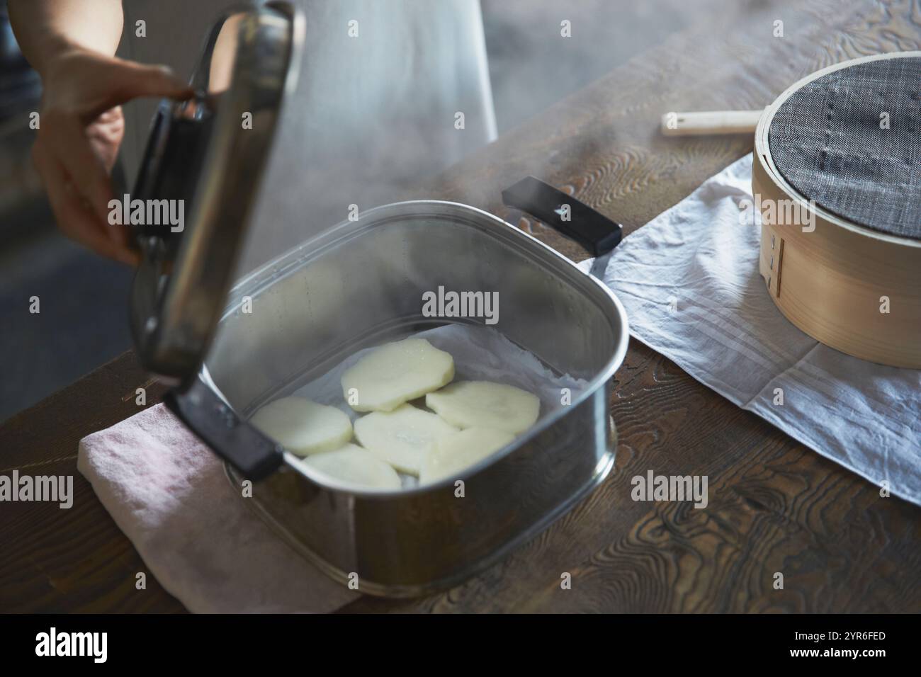 Hand open lid on steaming hi-res stock photography and images - Alamy