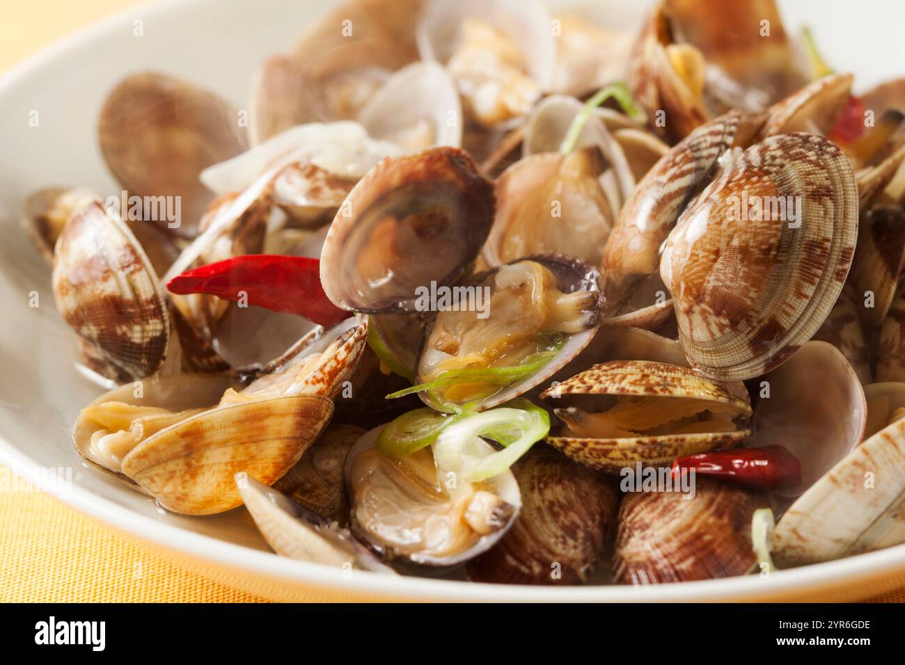 Steamed asari clam with sake Stock Photo - Alamy