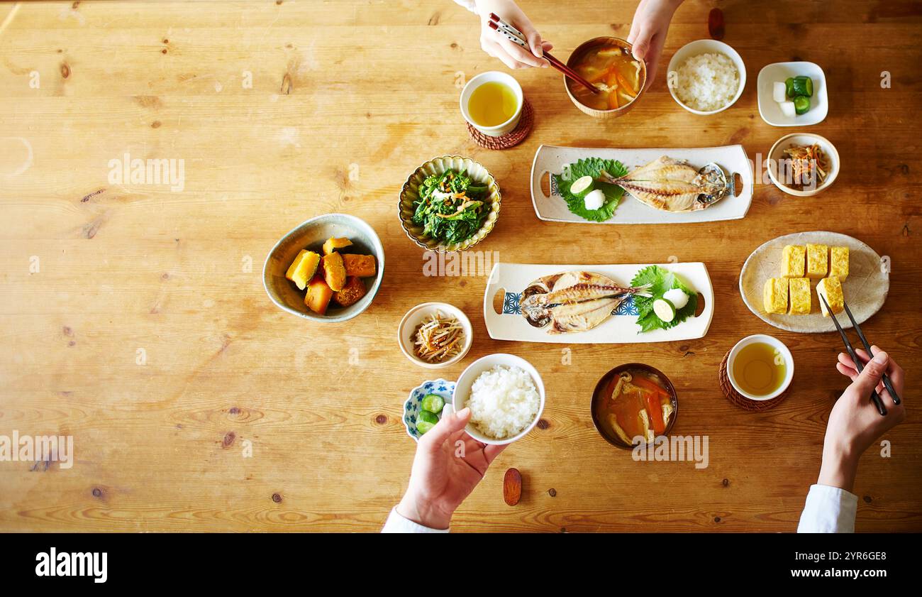 Two people eating a meal Stock Photo - Alamy