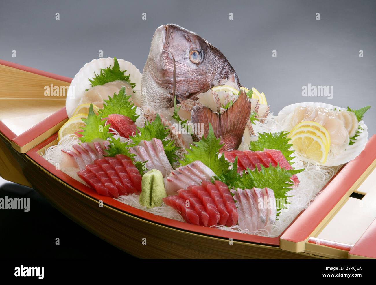 Sliced raw fish hi-res stock photography and images - Alamy