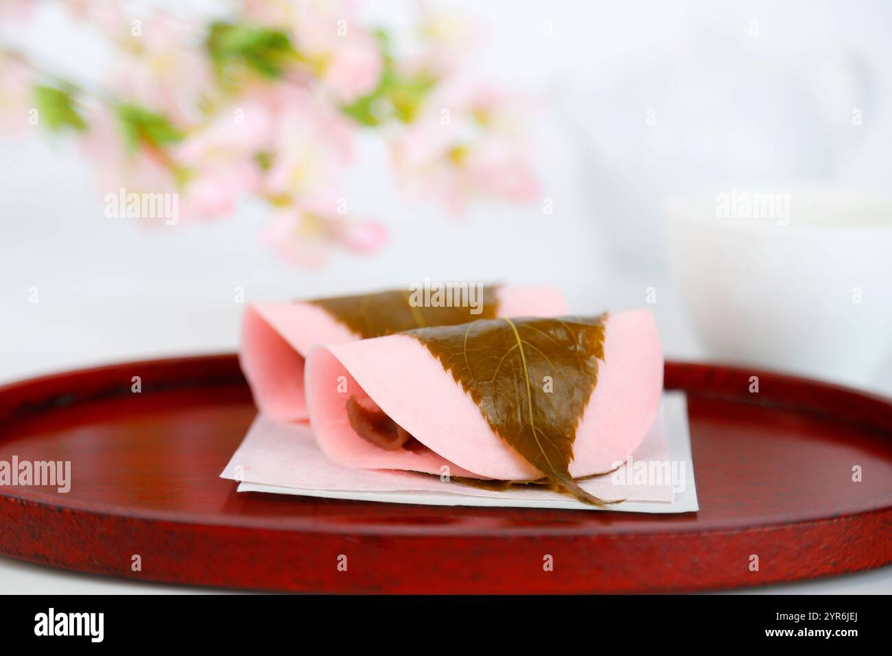 Cherry blossom rice cake, cherry blossom leaves, Japanese sweets ...
